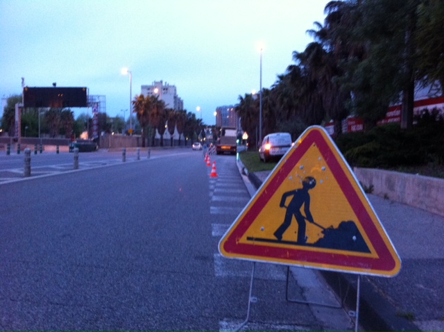 Pose de panneaux de signalisation routière sur autoroutes