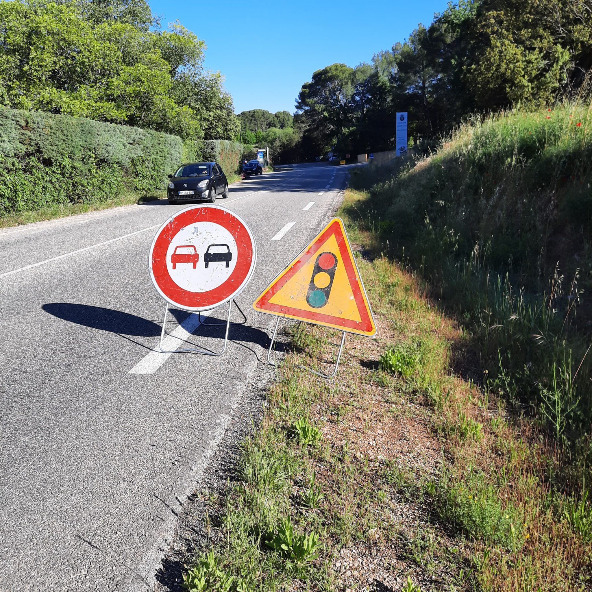 Pose de panneaux de signalisation routière sur autoroutes
