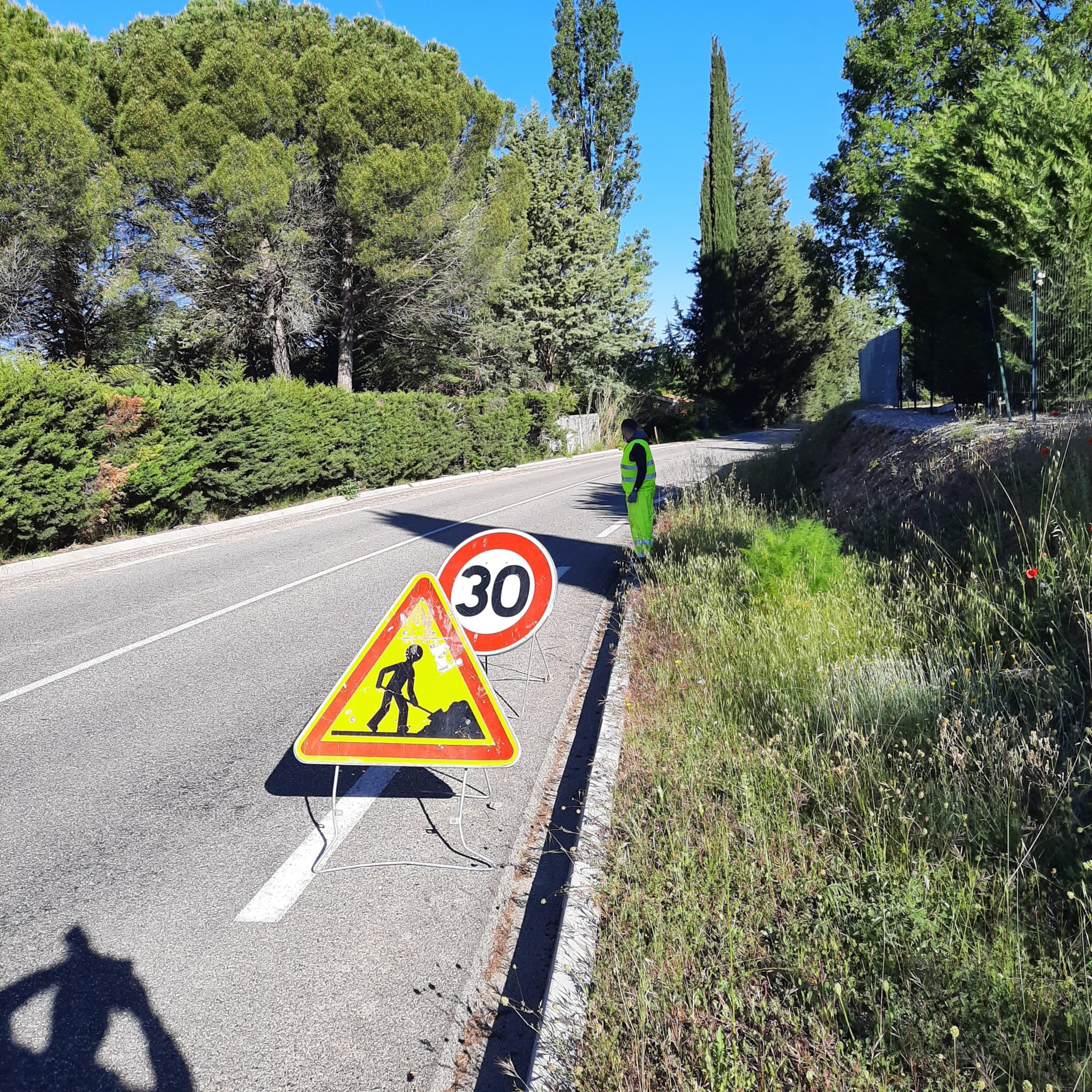Pose de panneaux de signalisation routière sur autoroutes